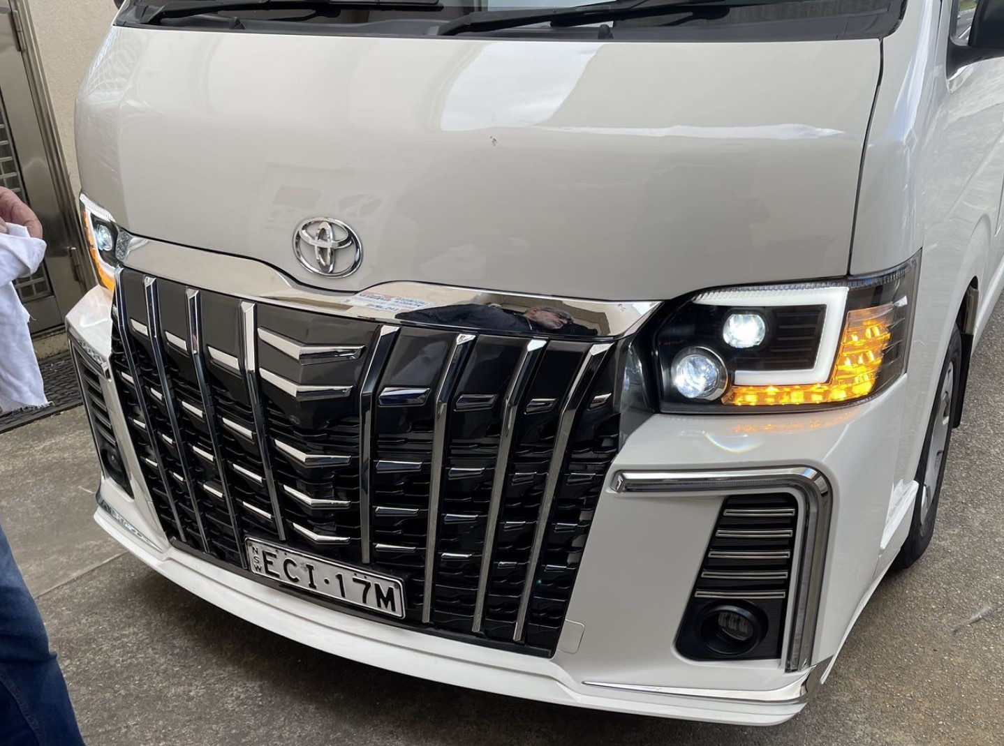 CARMATE Toyota Hiace 2014 -2019 "C Style" Head Lights - bodykits aero ...