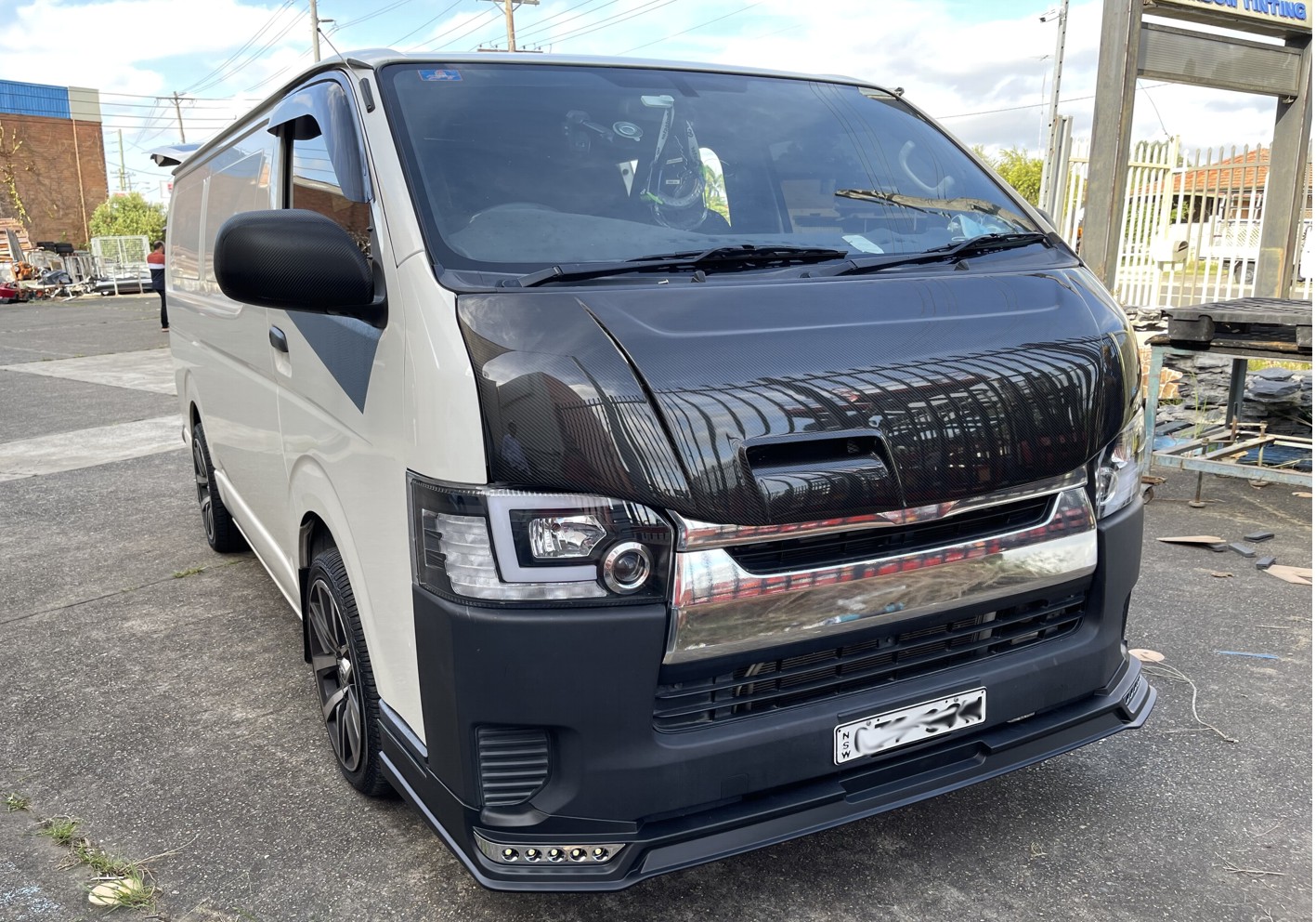 CARMATE Toyota Hiace 2014 - Up "VT Style" Bonnet (carbon) - bodykits ...